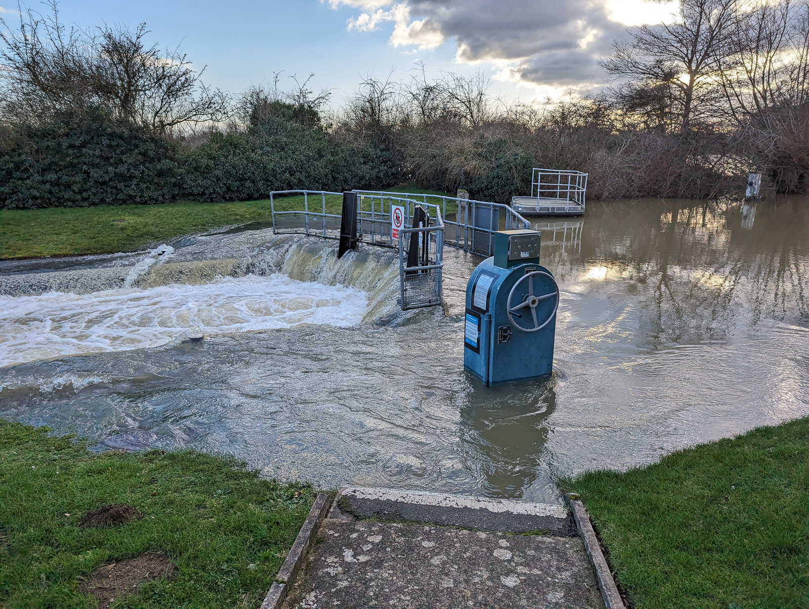 Thames in flood at Culham and Sutton Courtenay - Olympus UK E-System ...